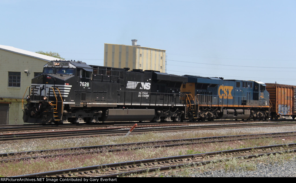 NS 7628 & CSX 705